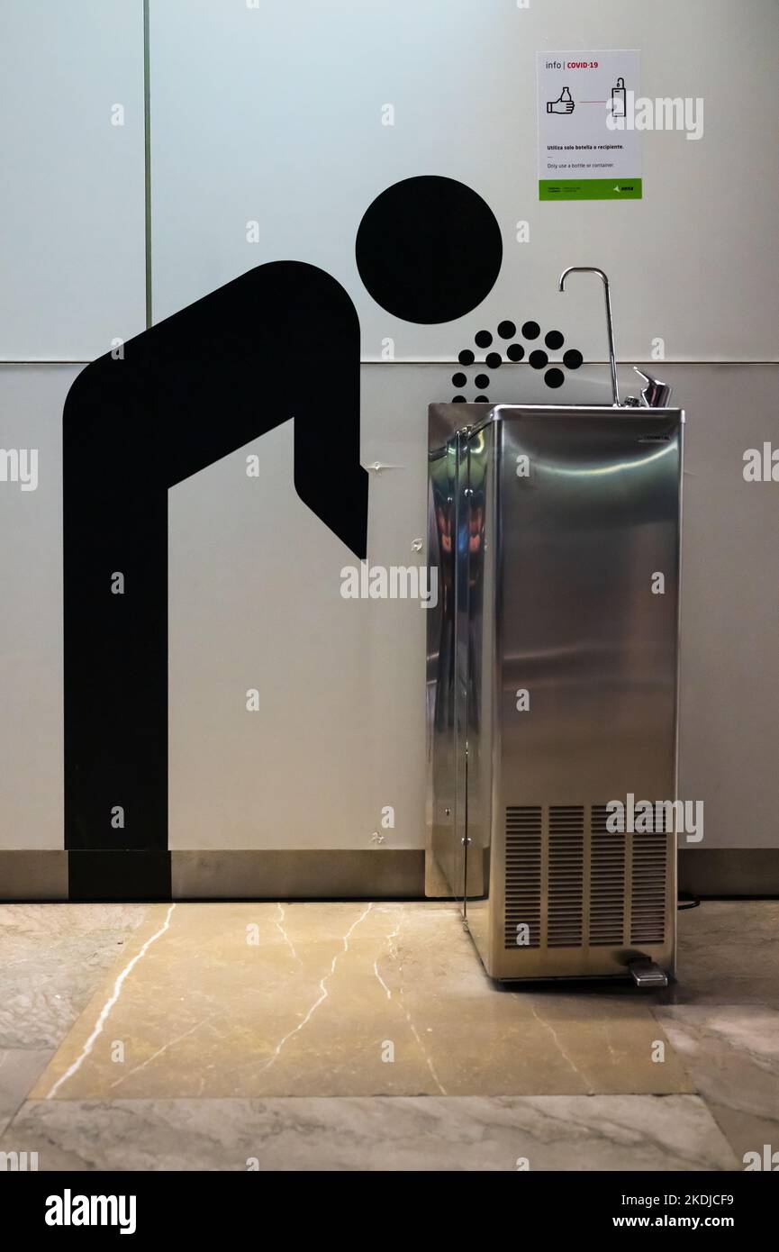 Drinking Water Fountain Sign in the Madrid Airport Stock Photo - Alamy