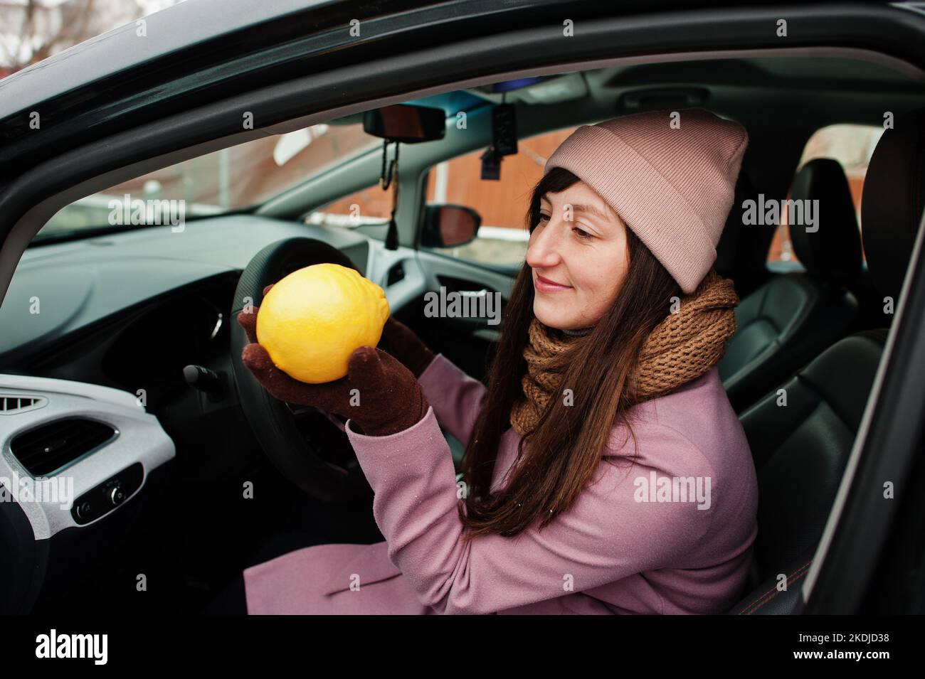 Woman sniff lemon hi-res stock photography and images - Alamy