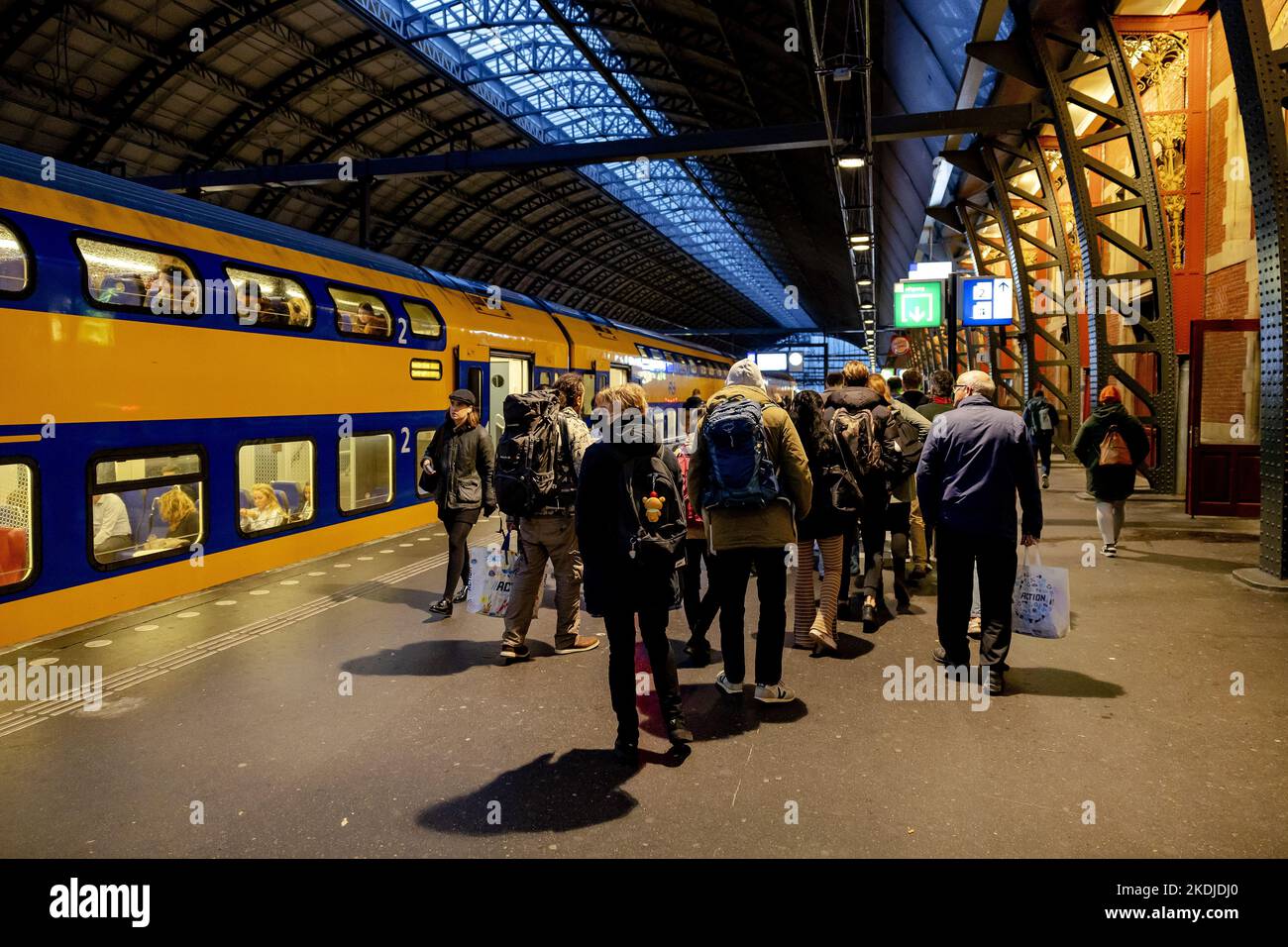 2022-11-07 07:43:23 AMSTERDAM - Travelers at Amsterdam Central station ...