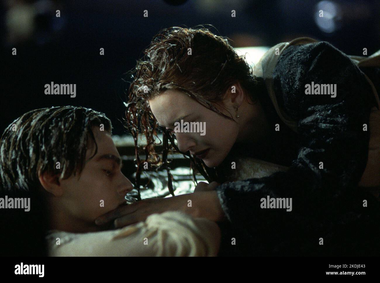LEONARDO DICAPRIO and KATE WINSLET in TITANIC (1997), directed by JAMES ...