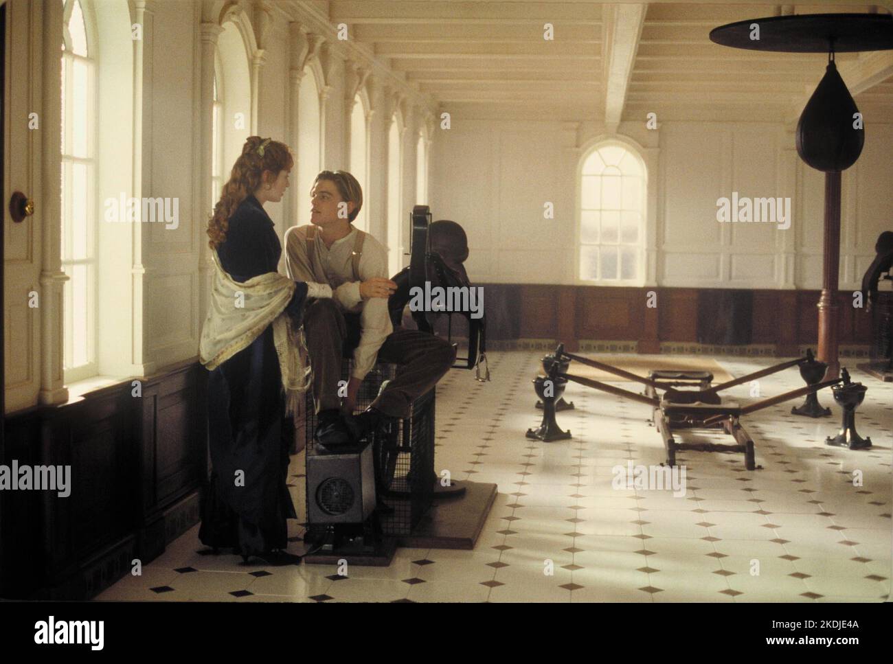 LEONARDO DICAPRIO and KATE WINSLET in TITANIC (1997), directed by JAMES ...