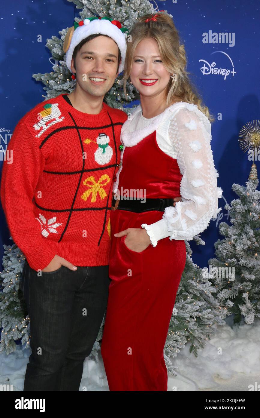 LOS ANGELES - NOV 6: Nathan Kress, London Elise Moore at The Santa ...