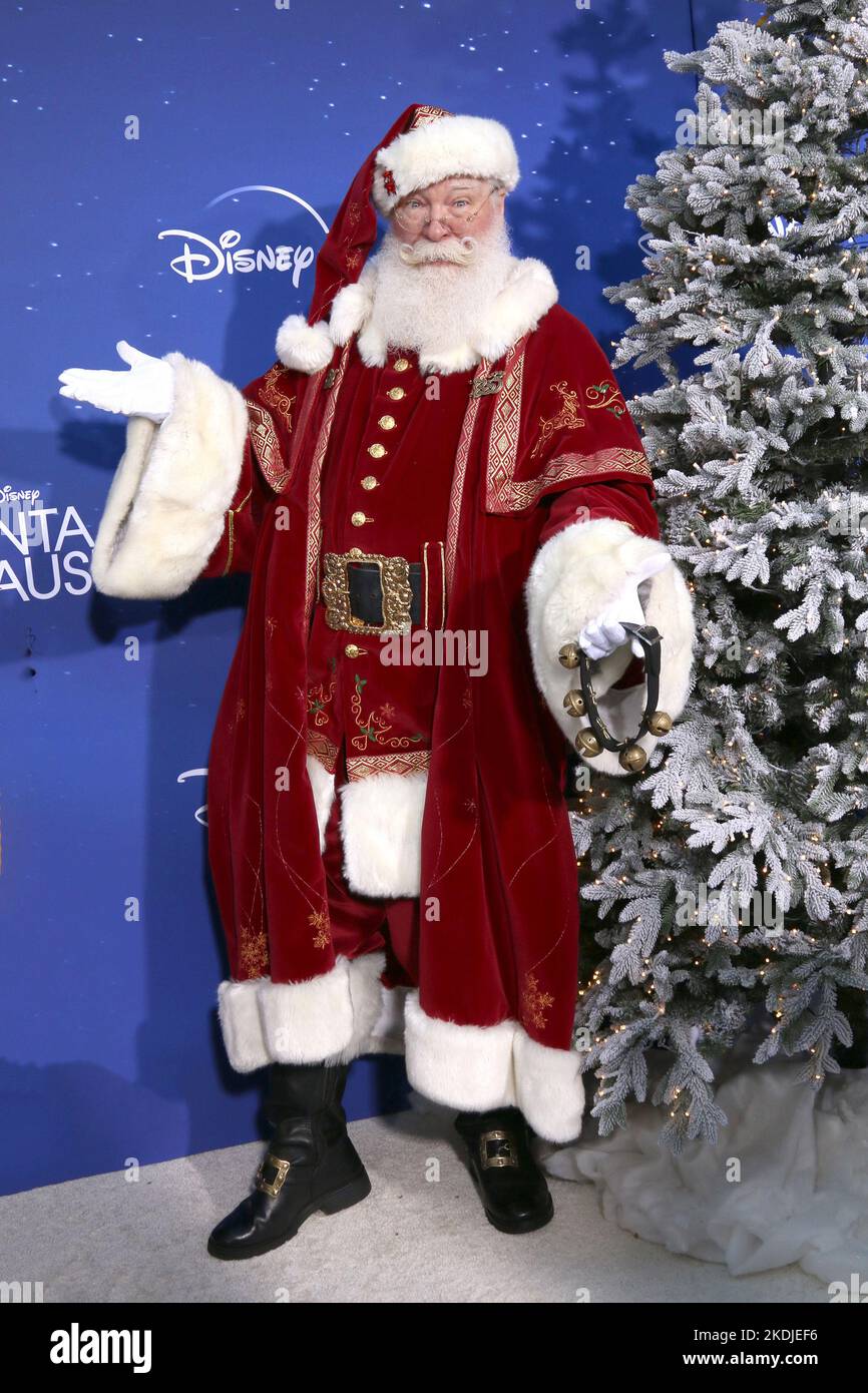 LOS ANGELES - NOV 6: Santa Claus at The Santa Clauses Premiere ...