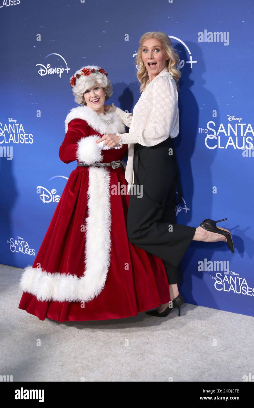 LOS ANGELES - NOV 6: Mrs. Claus, Elizabeth Mitchell at The Santa ...