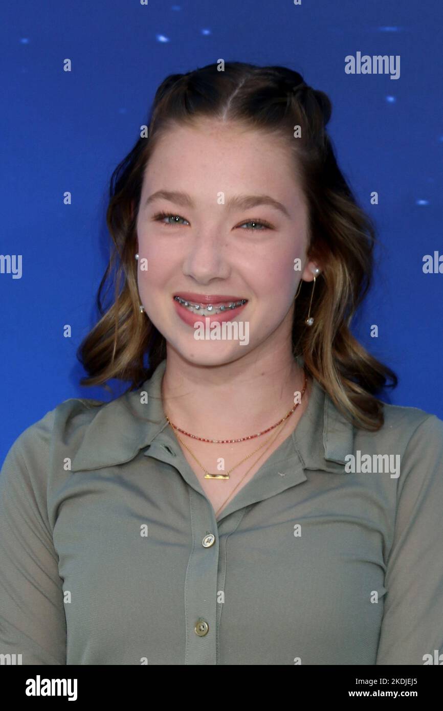 LOS ANGELES - NOV 6: Elizabeth Allen Dick at The Santa Clauses Premiere ...