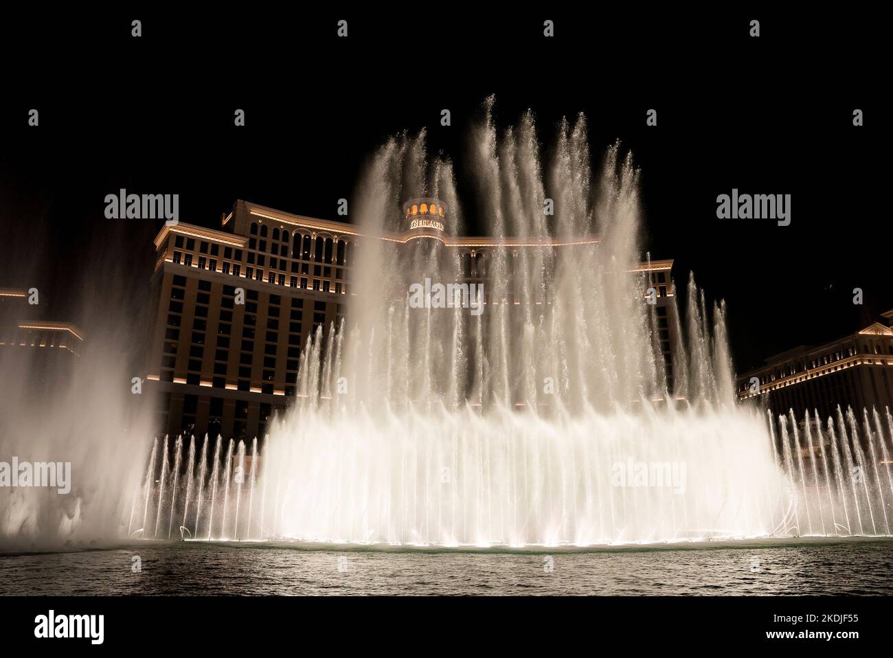 View of dancing water fountain show in famous Bellagio Hotel and Casino at night Stock Photo - Alamy