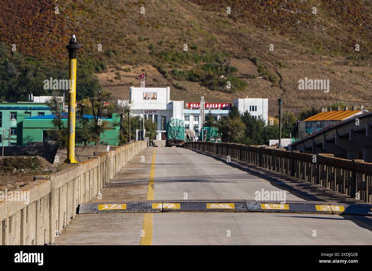 Tumen, China. 15th Oct, 2018. The old road bridge connecting Tumen ...