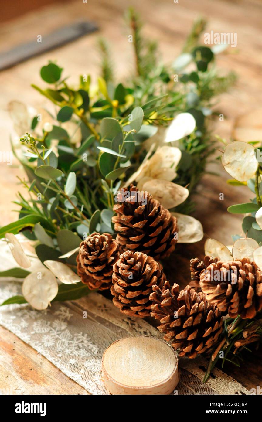 Table decoration: Flower wreath with Eucalyptus foliage, Crops honesty ...