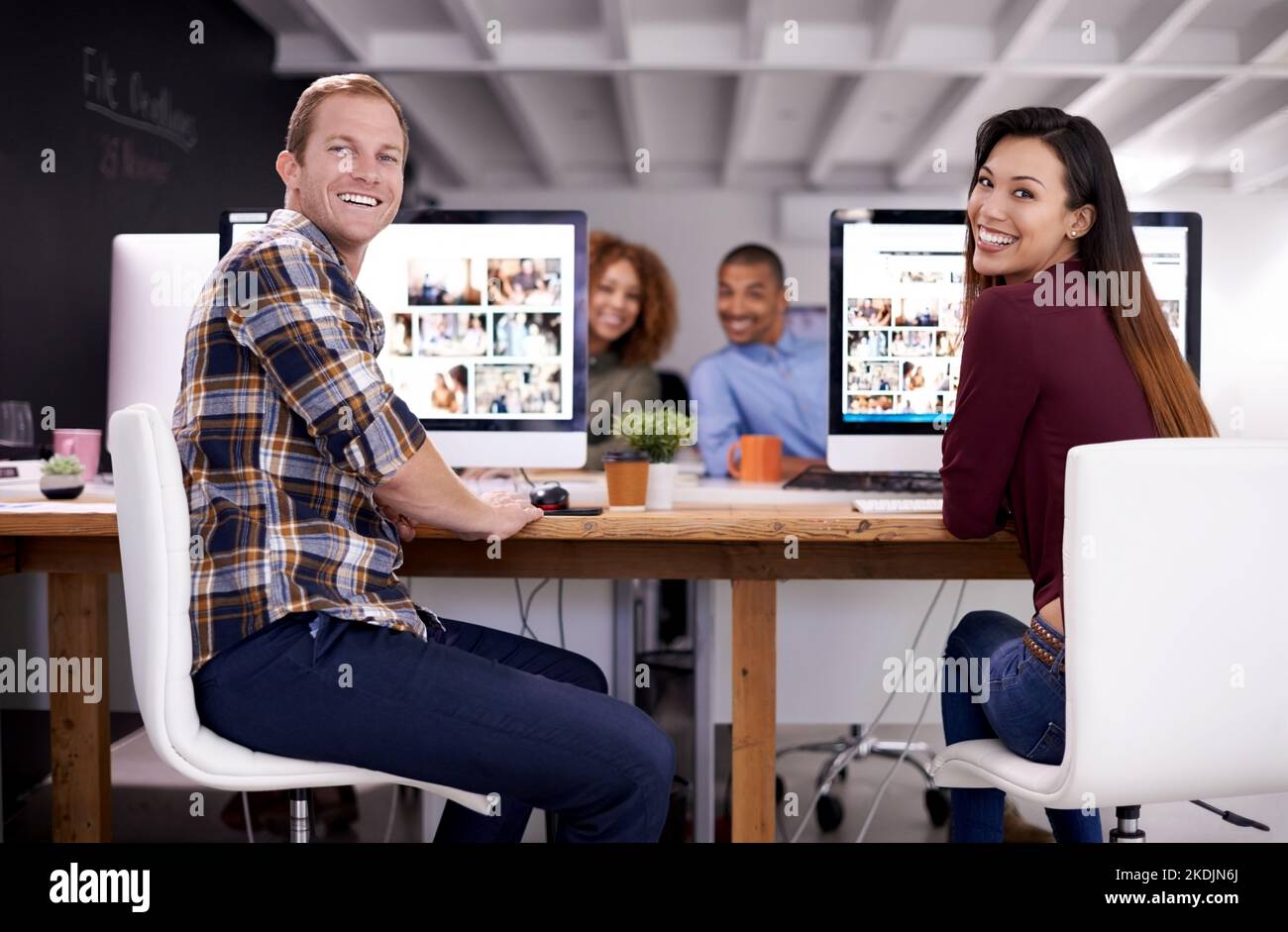 Work colleagues desks office hi-res stock photography and images - Alamy