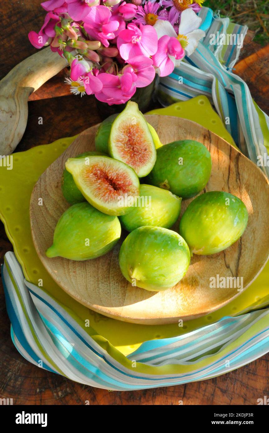 White figs (Ficus carica) in a wooden plate Stock Photo - Alamy