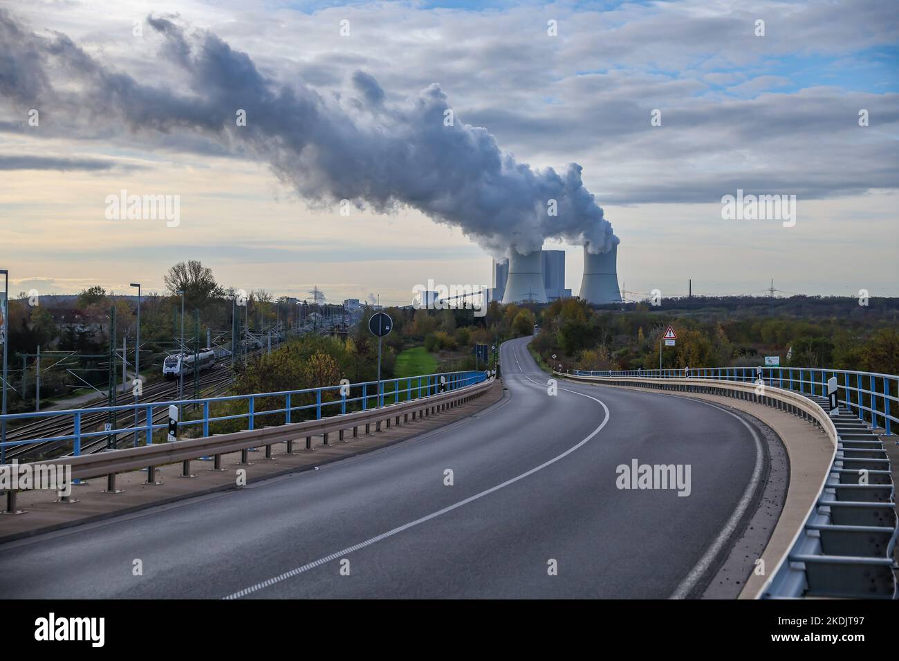 Lippendorf, Germany. 07th Nov, 2022. Steam flows from the cooling ...