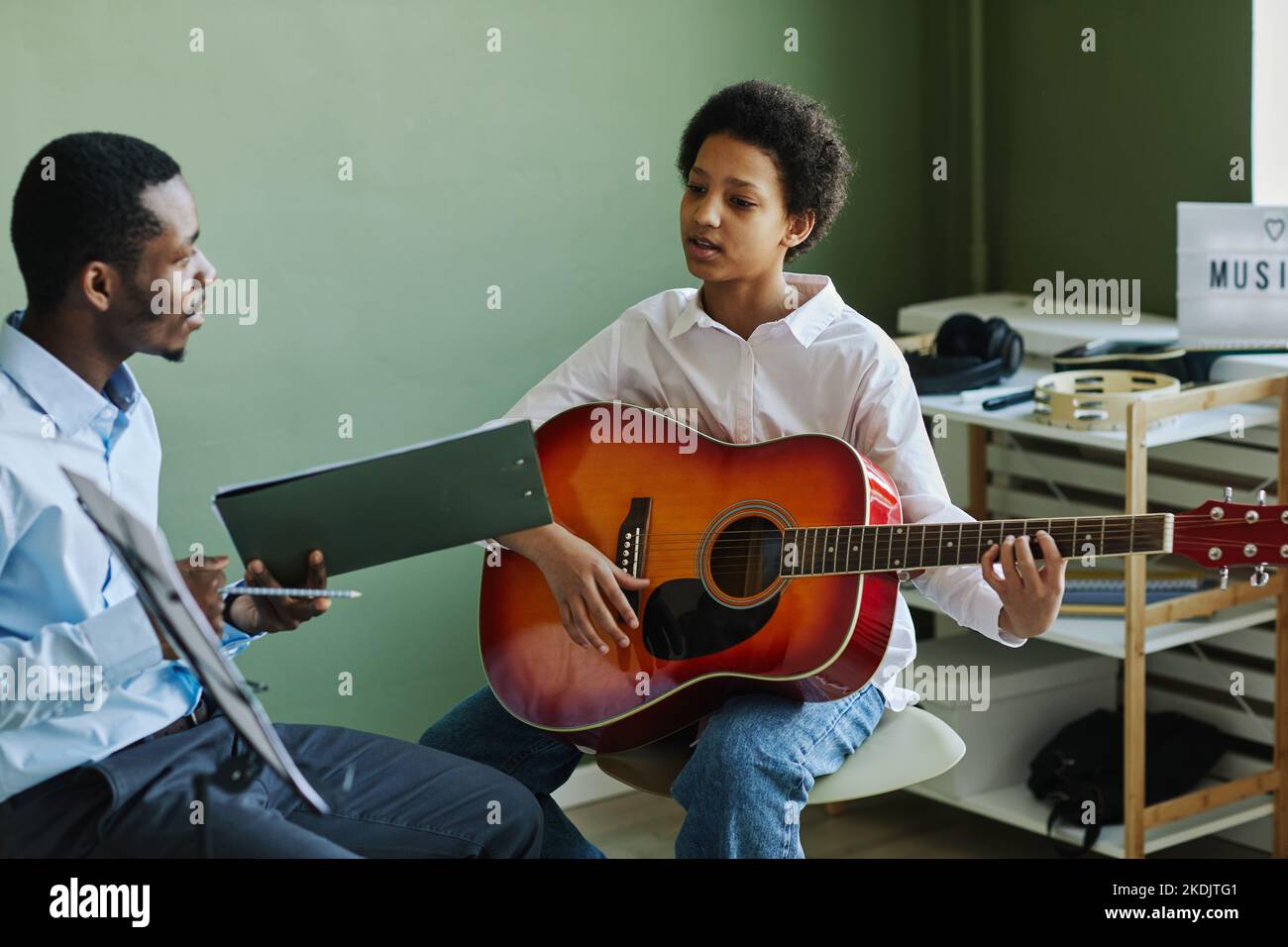 Music school guitar lesson hi-res stock photography and images - Alamy
