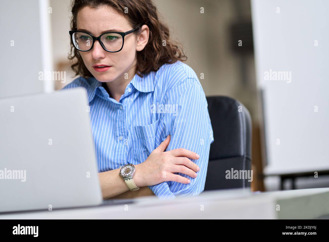 Woman learning online laptop hi-res stock photography and images - Alamy