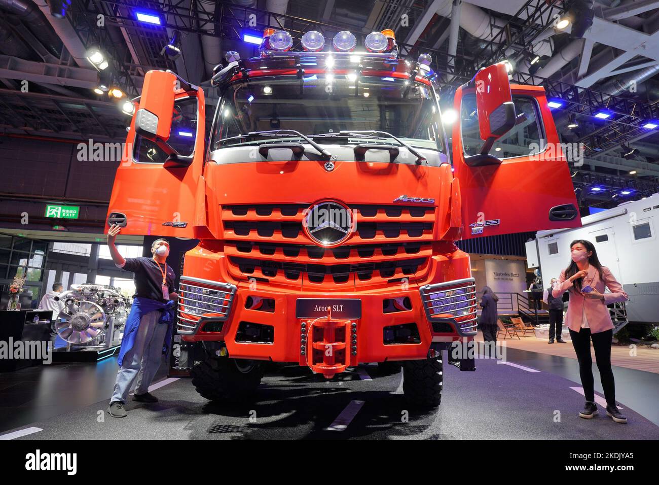 SHANGHAI, CHINA - NOVEMBER 7, 2022 - Visitors view a Mercedes-Benz ...