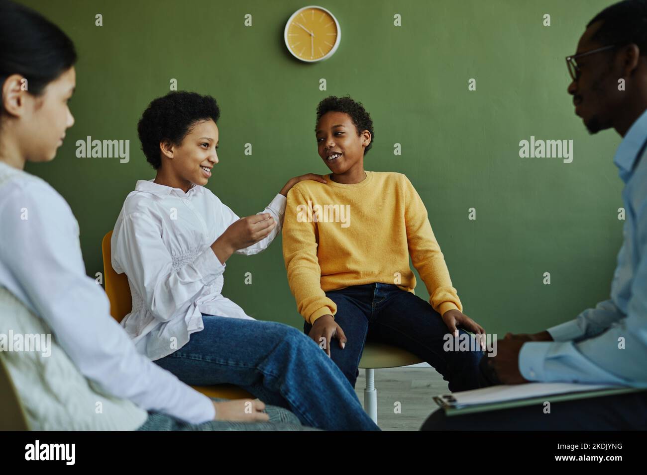 Talk and discussion hi-res stock photography and images - Alamy