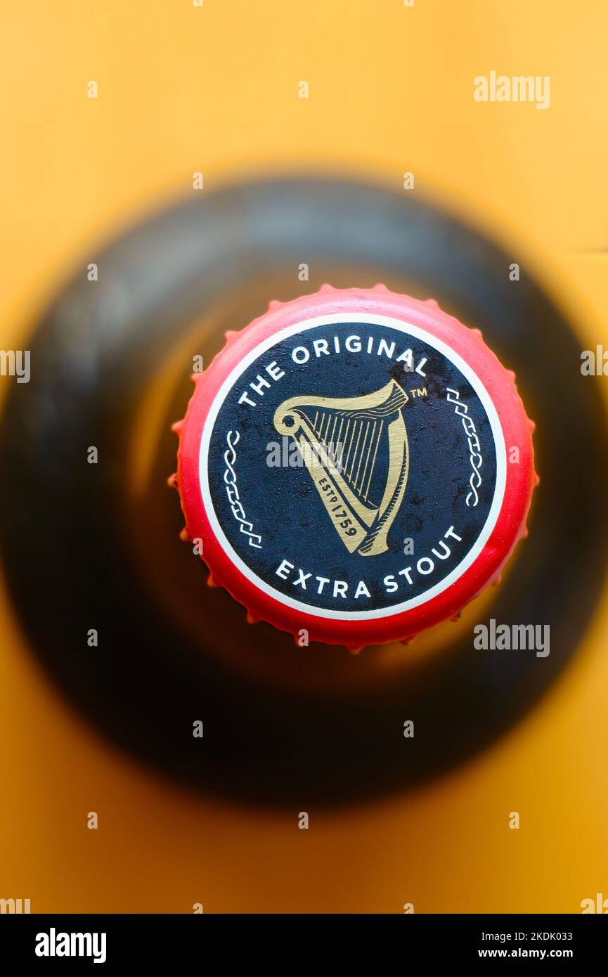 Close up of the metal bottle top of an unopened bottle of Guinness ...