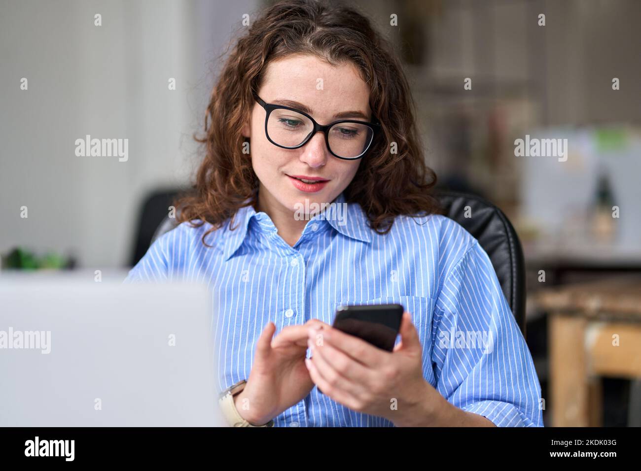 Mobile phone office worker desk hi-res stock photography and images - Alamy