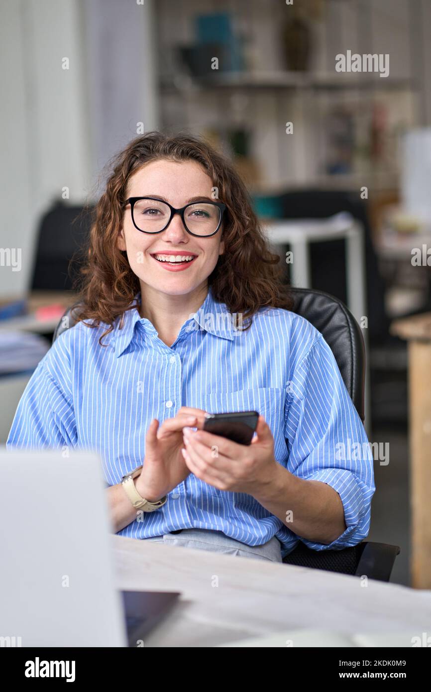 Employee mobile phone office hi-res stock photography and images - Alamy