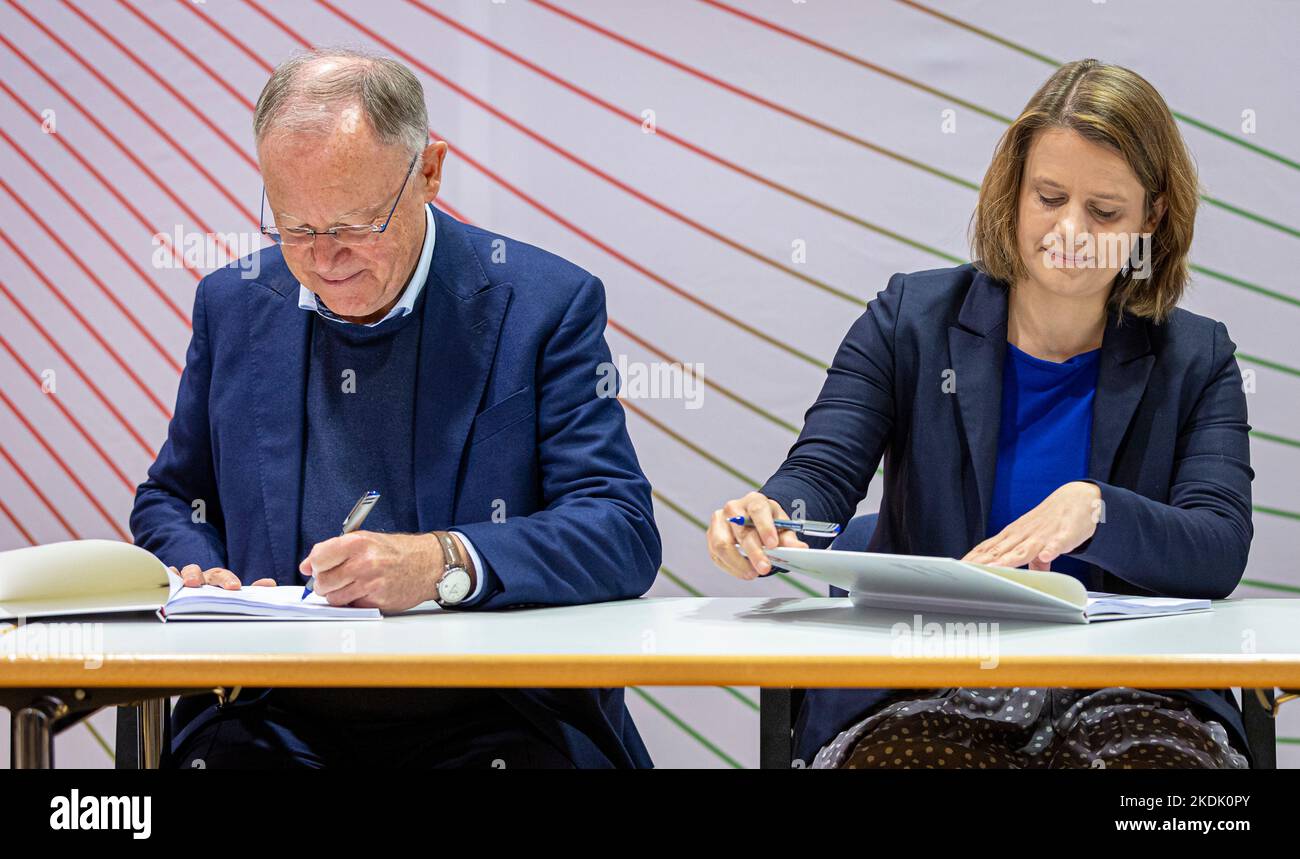 Hanover, Germany. 07th Nov, 2022. Stephan Weil (SPD) and Julia Willie ...