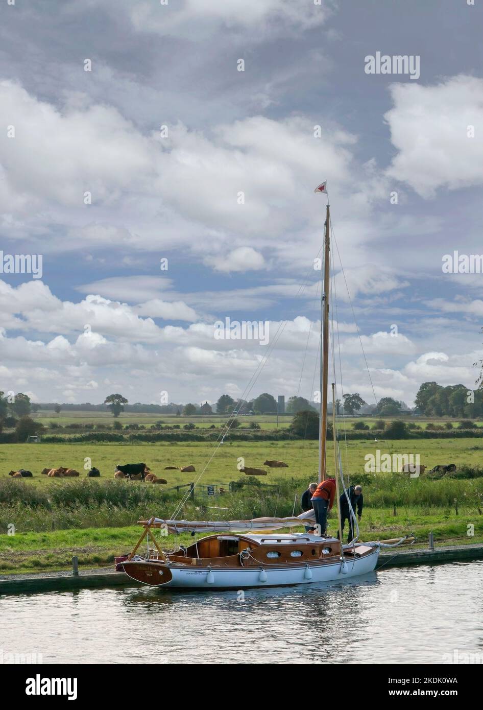 Stepping the mast on a Norfolk Broads Wherry Stock Photo - Alamy