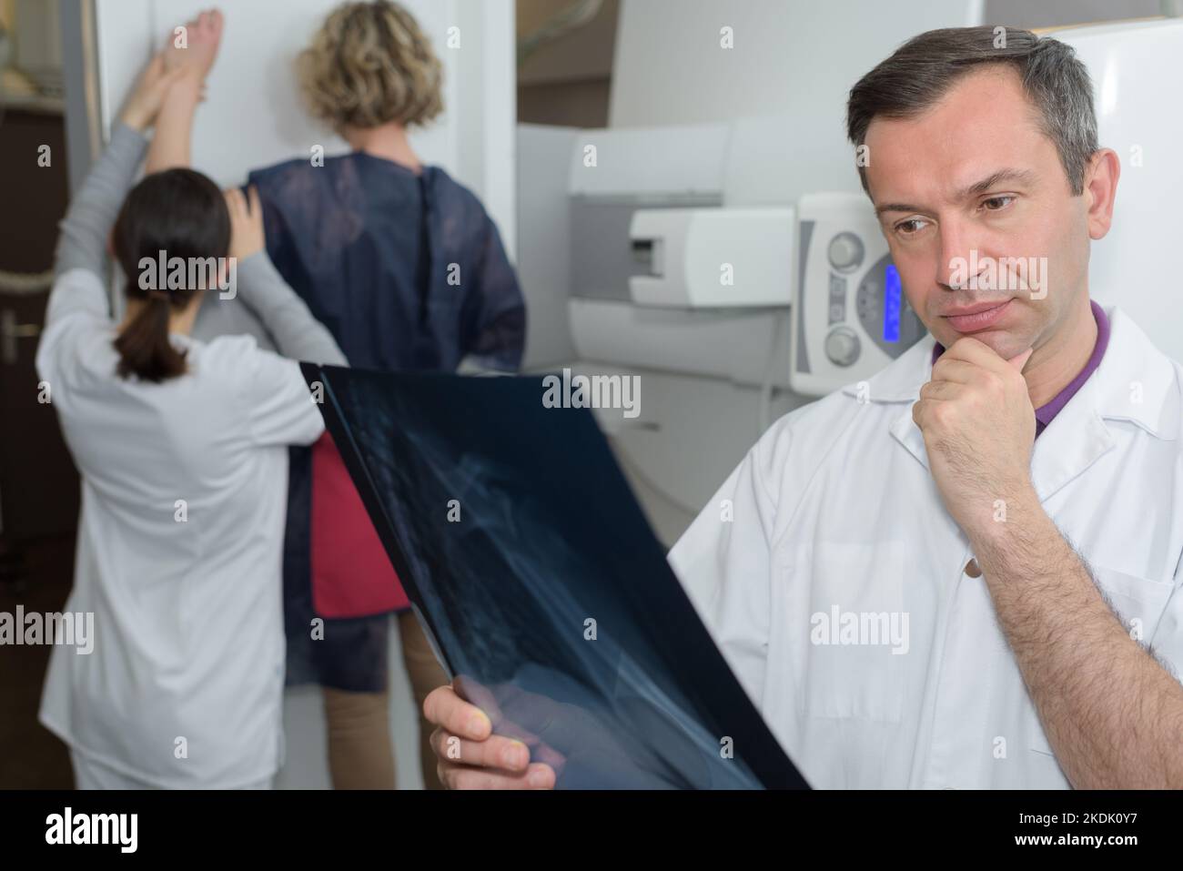 male doctor watching x-ray Stock Photo - Alamy