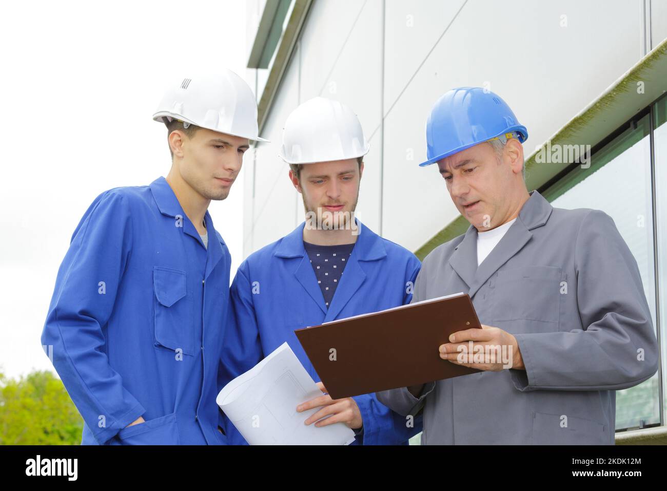 portrait of construction workers outside Stock Photo - Alamy