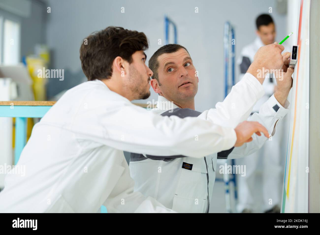 doing a design on the wall Stock Photo - Alamy