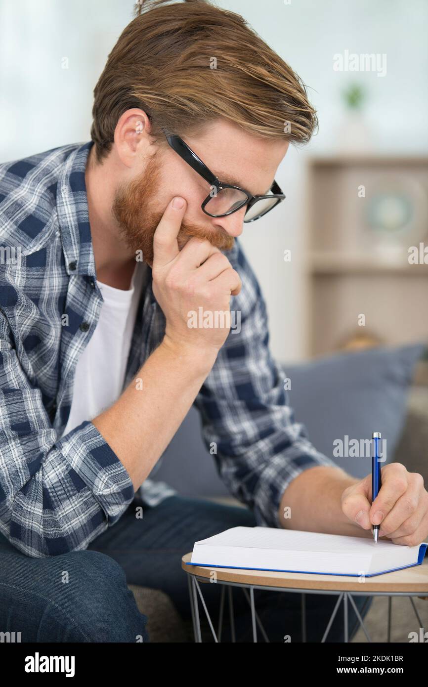 man on the sofa notes Stock Photo - Alamy