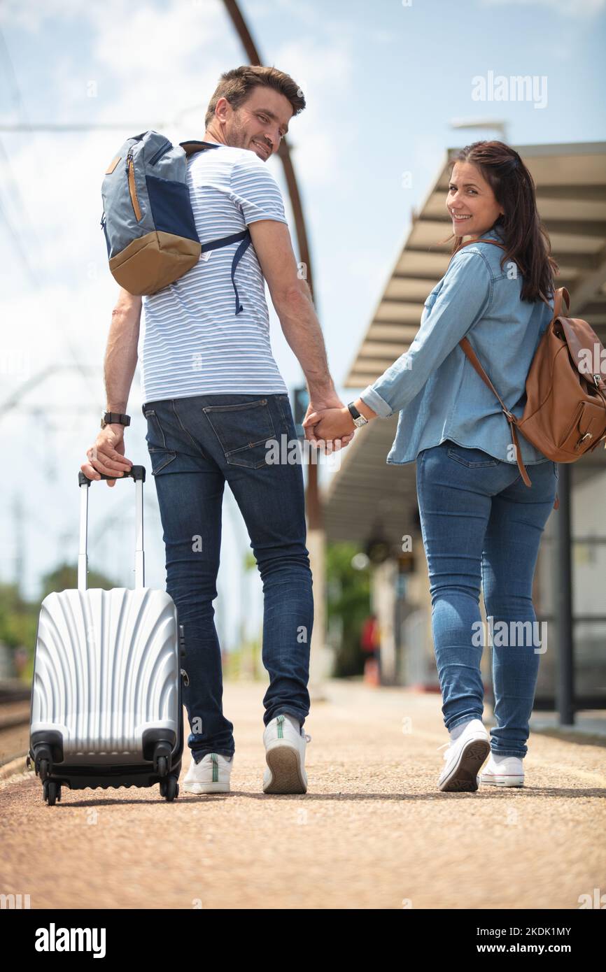Couple hugging goodbye hi-res stock photography and images - Alamy