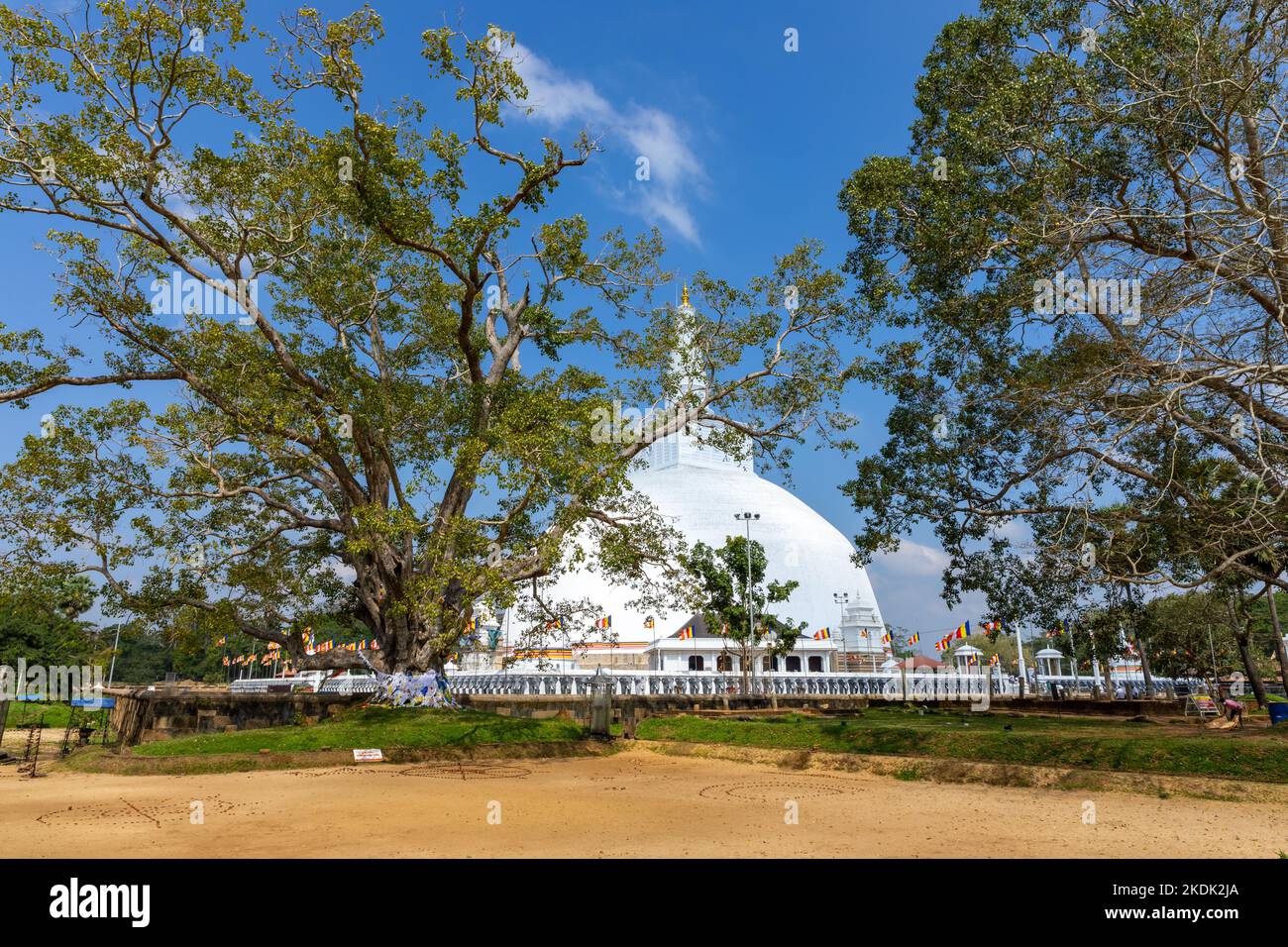 Ruwanweliseya Dagoba buddhist stupa tourist and pilgrimage site ...