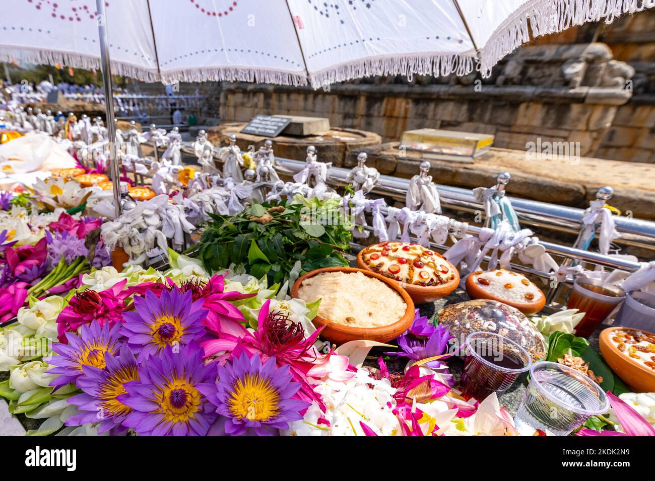 Ruwanweliseya Dagoba buddhist stupa tourist and pilgrimage site ...