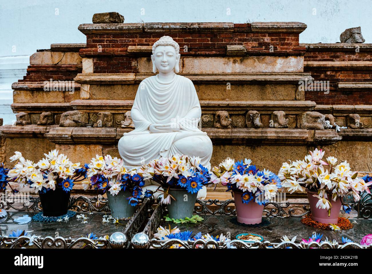 Ruwanweliseya Dagoba buddhist stupa tourist and pilgrimage site ...