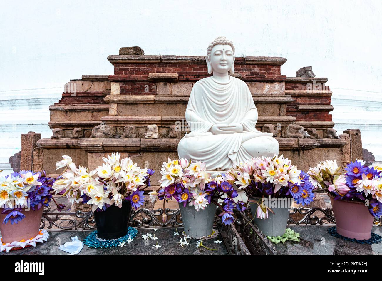 Ruwanweliseya Dagoba buddhist stupa tourist and pilgrimage site ...
