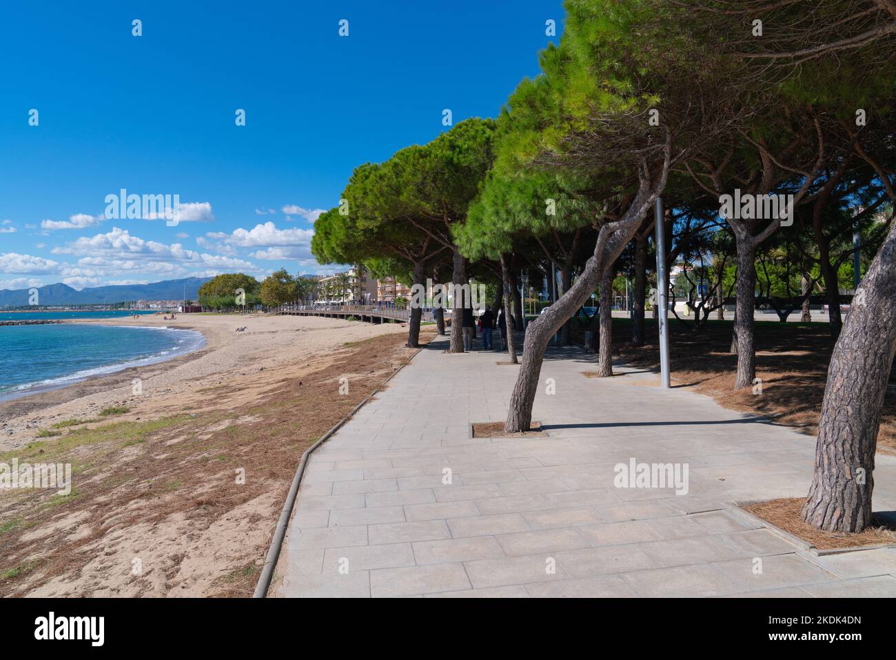 promenade-esquirol-beach-cambrils-spain-view-towards-the-town-costa