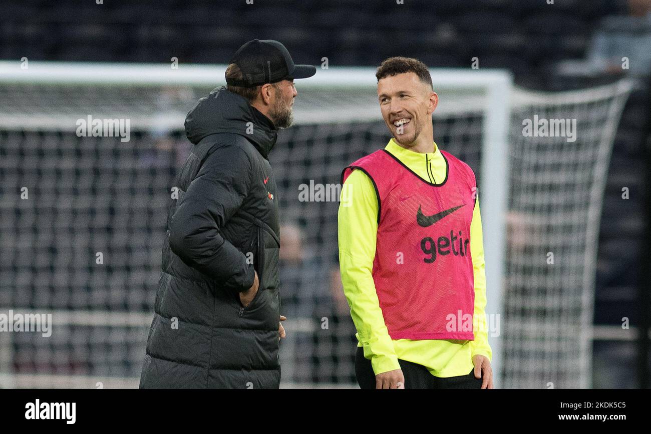 London, UK. 06th Nov, 2022. Liverpool Manager Jurgen Klopp speaks with ...