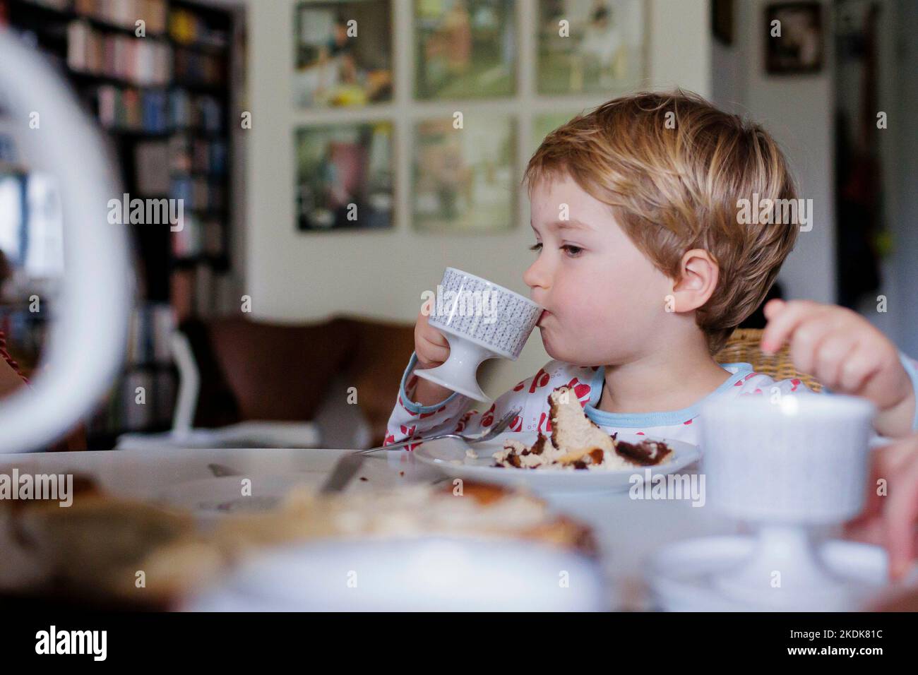 Bonn, Deutschland. 02nd Oct, 2022. Good style from a young age ...