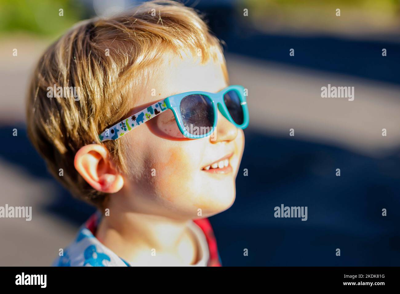 Bonn, Deutschland. 04th Oct, 2022. Toddler with sunglasses, enjoys ...