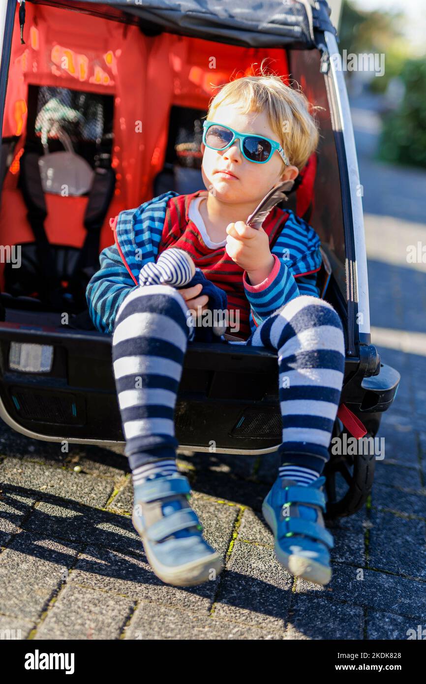 Bonn, Deutschland. 04th Oct, 2022. Toddler in a trailer with sunglasses ...