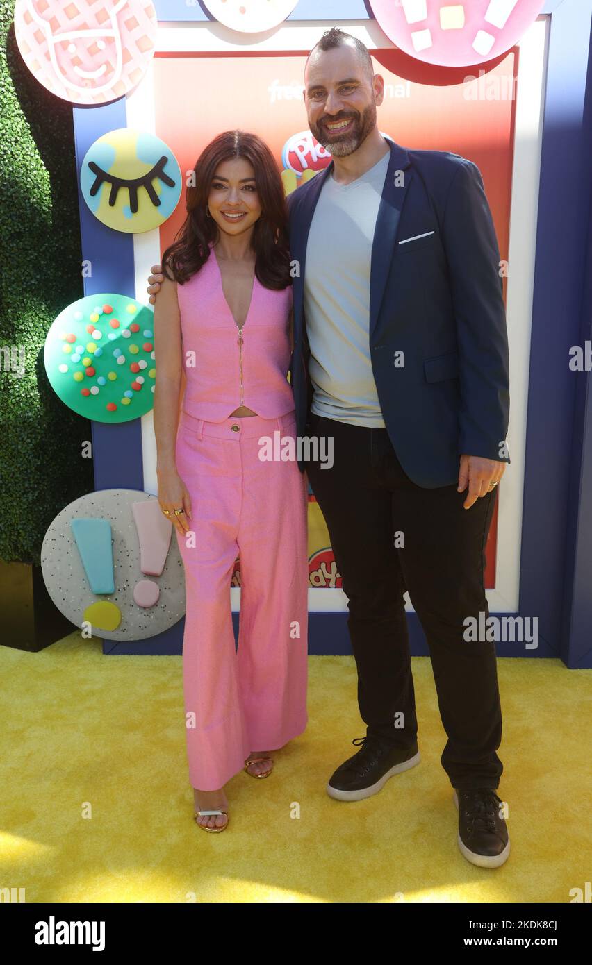 LOS ANGELES, CA - NOVEMBER 6: Sarah Hyland, Jason Loik at Amazon ...