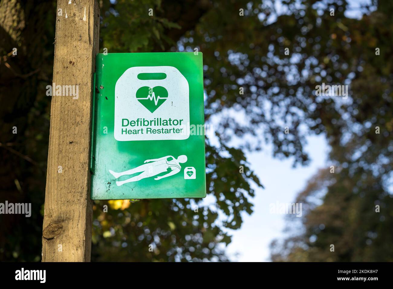 Defibrillator heart restarter sign Stock Photo - Alamy