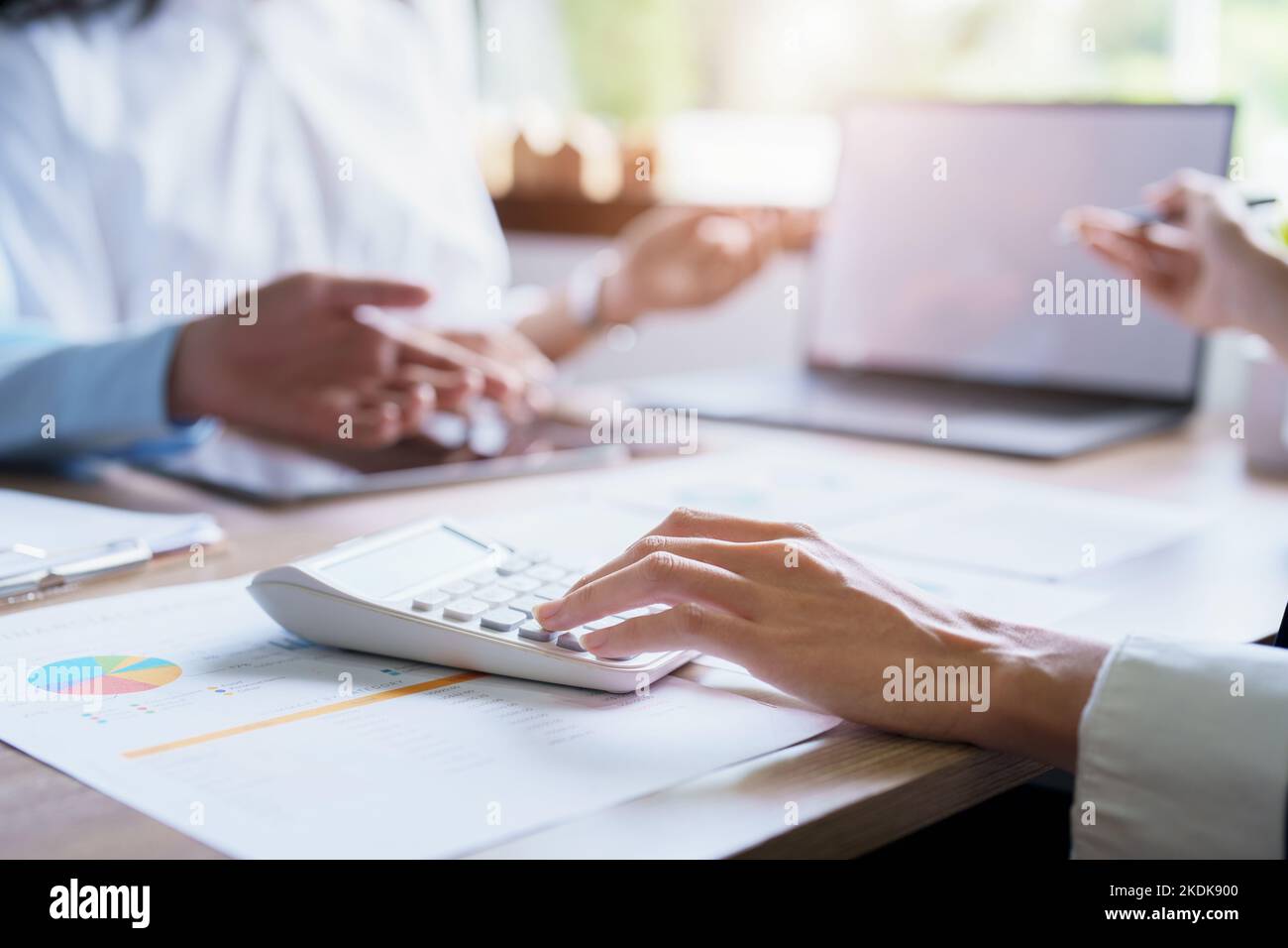 Calculating analyze hi-res stock photography and images - Alamy