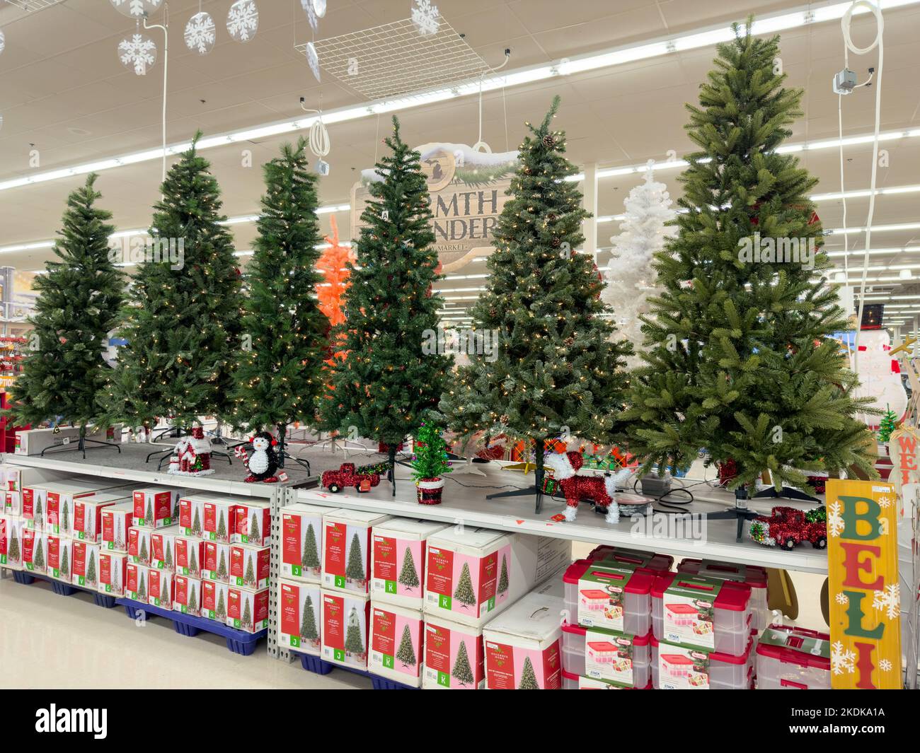 Department store decoration christmas tree hi-res stock photography and ...