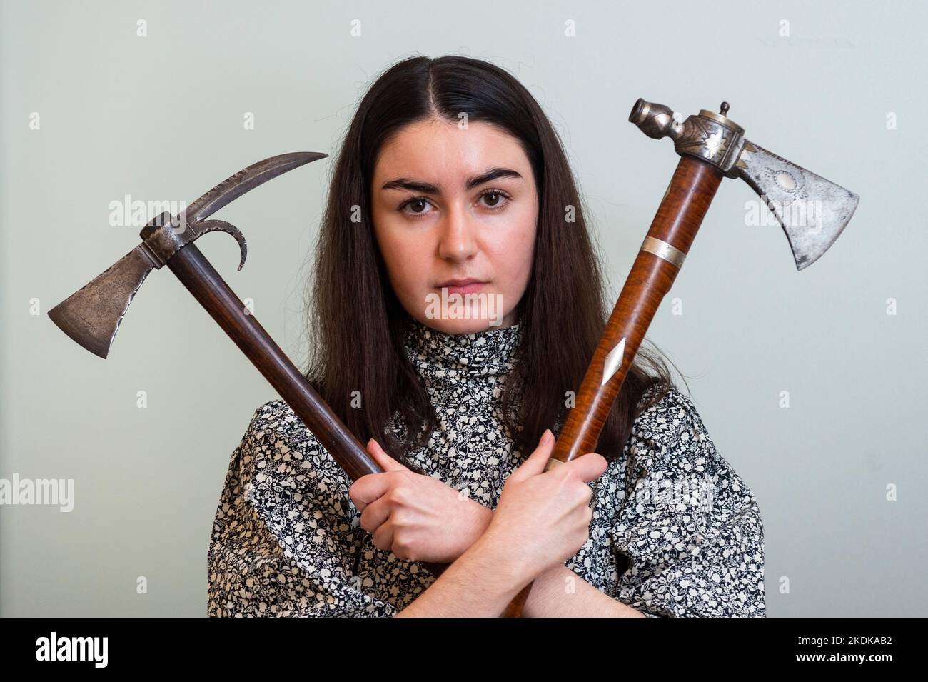 London, UK. 7 November 2022. A staff member with (L) ‘A rare North ...