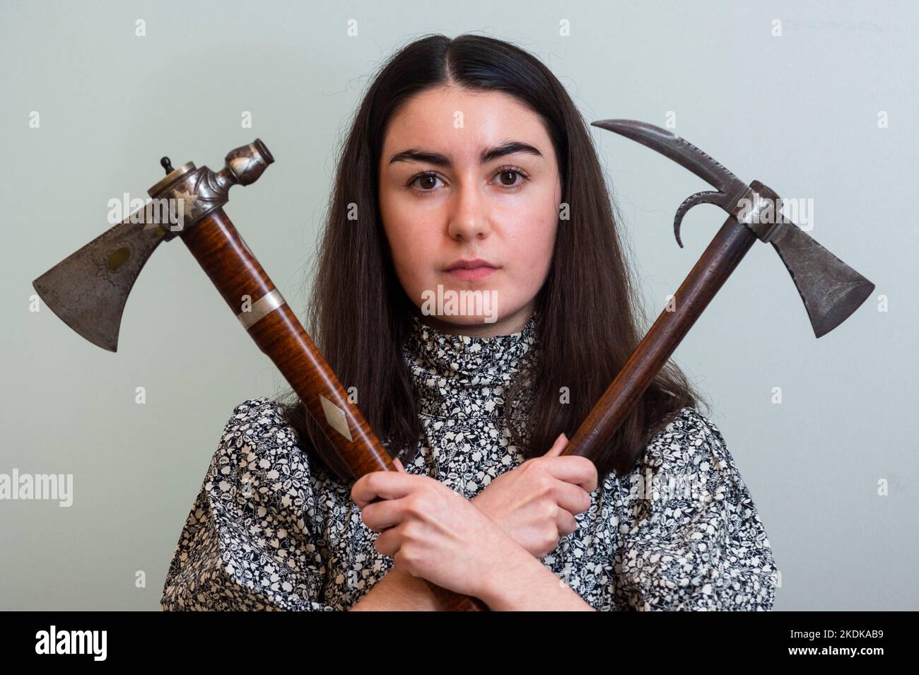 London, UK. 7 November 2022. A staff member with (L) ‘A very rare and fine North American pipe ...