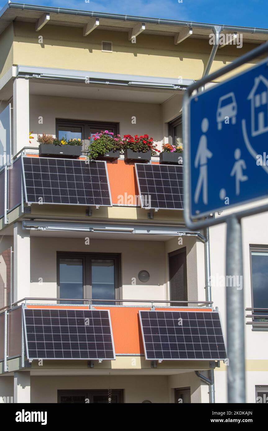Stralsund, Germany. 07th Nov, 2022. Solar modules for so-called balcony ...