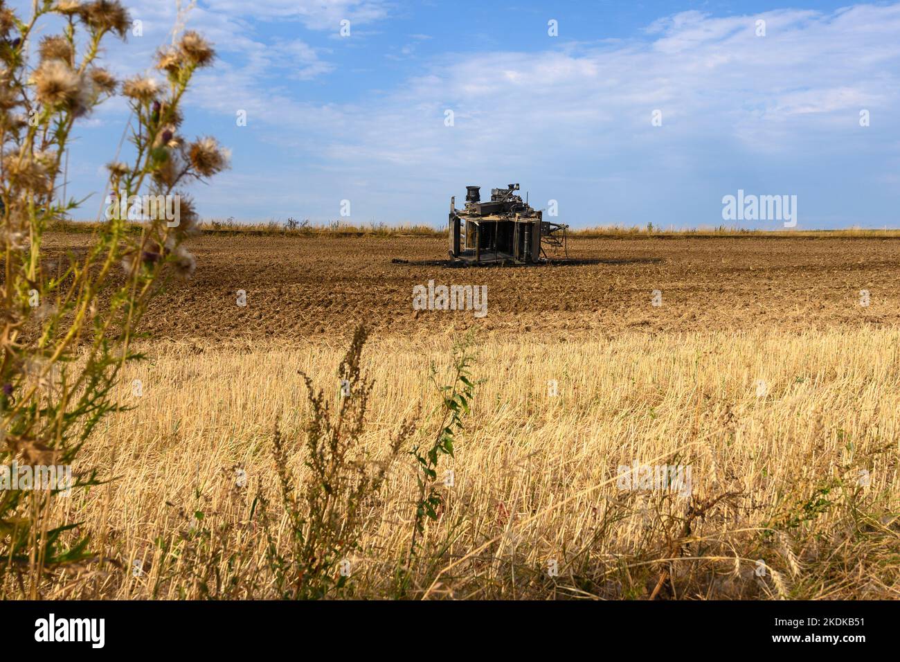 Hay bale fire hi-res stock photography and images - Alamy