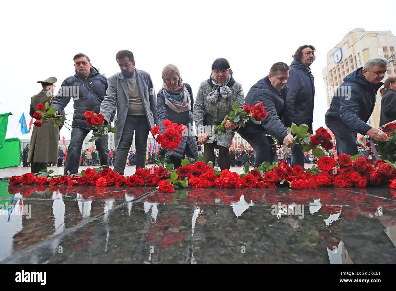 Minsk, Belarus. 7th Nov, 2022. People present flowers to a statue of ...
