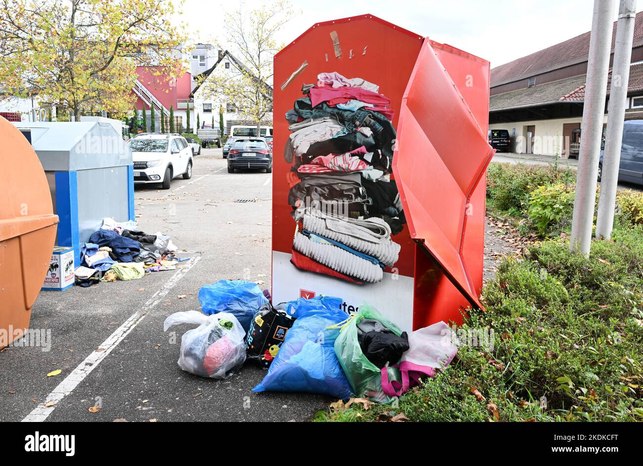 Weinstadt, Germany. 07th Nov, 2022. A used clothing container stands in ...