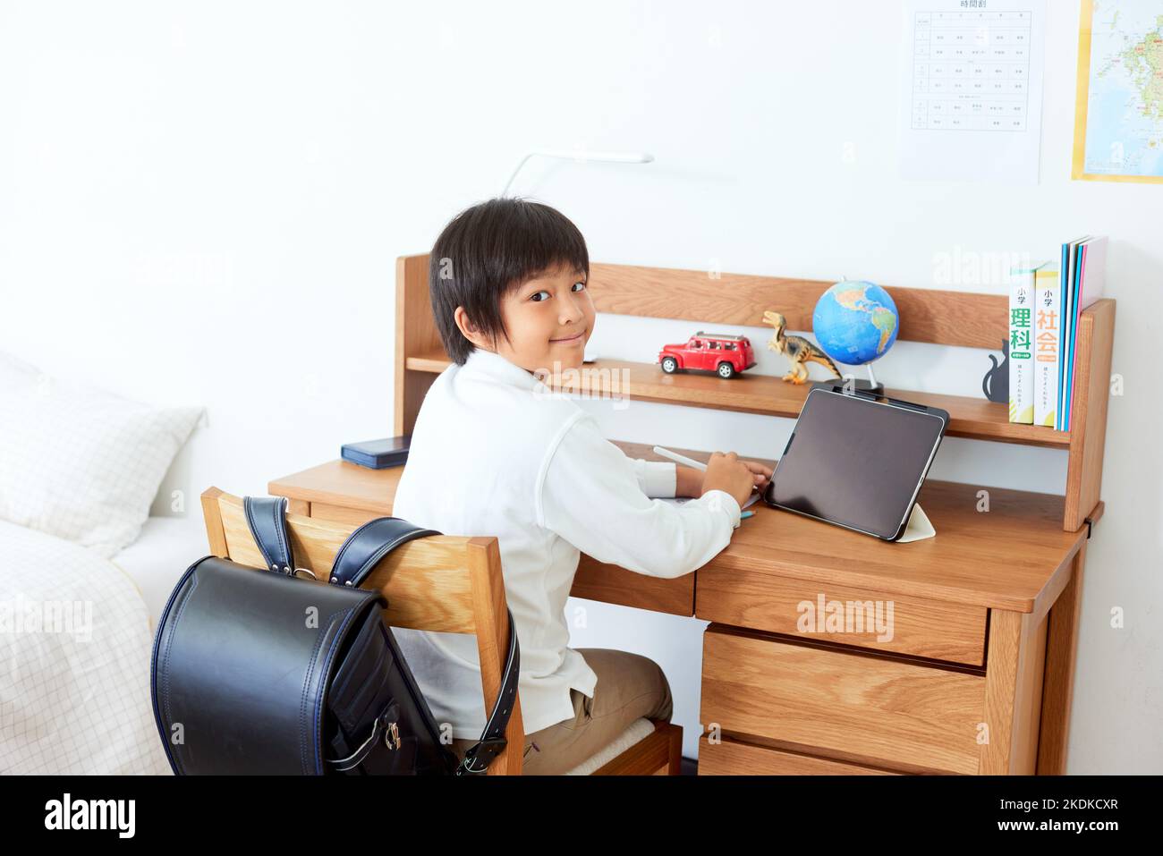 School nursery back view hi-res stock photography and images - Alamy