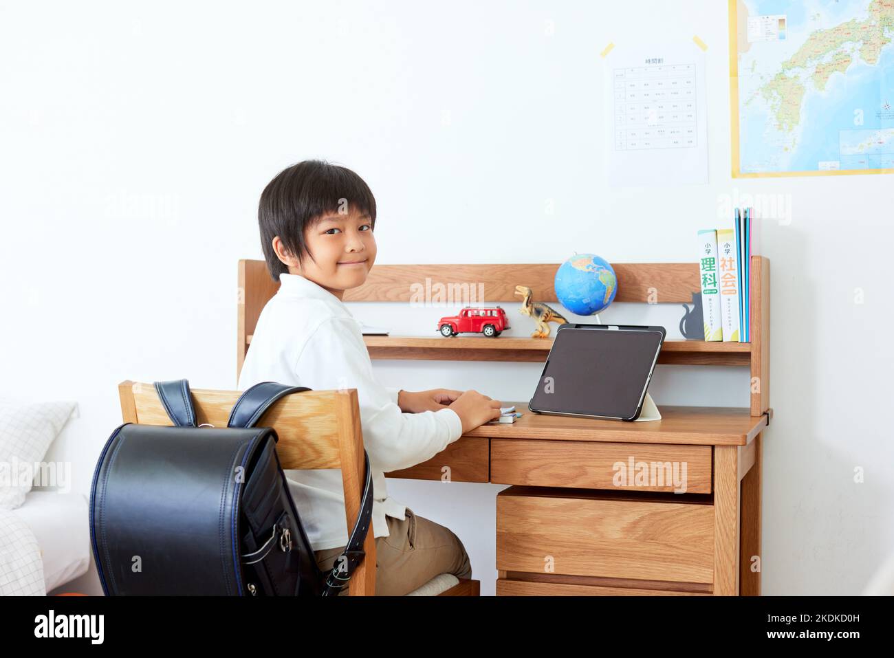 School nursery back view hi-res stock photography and images - Alamy